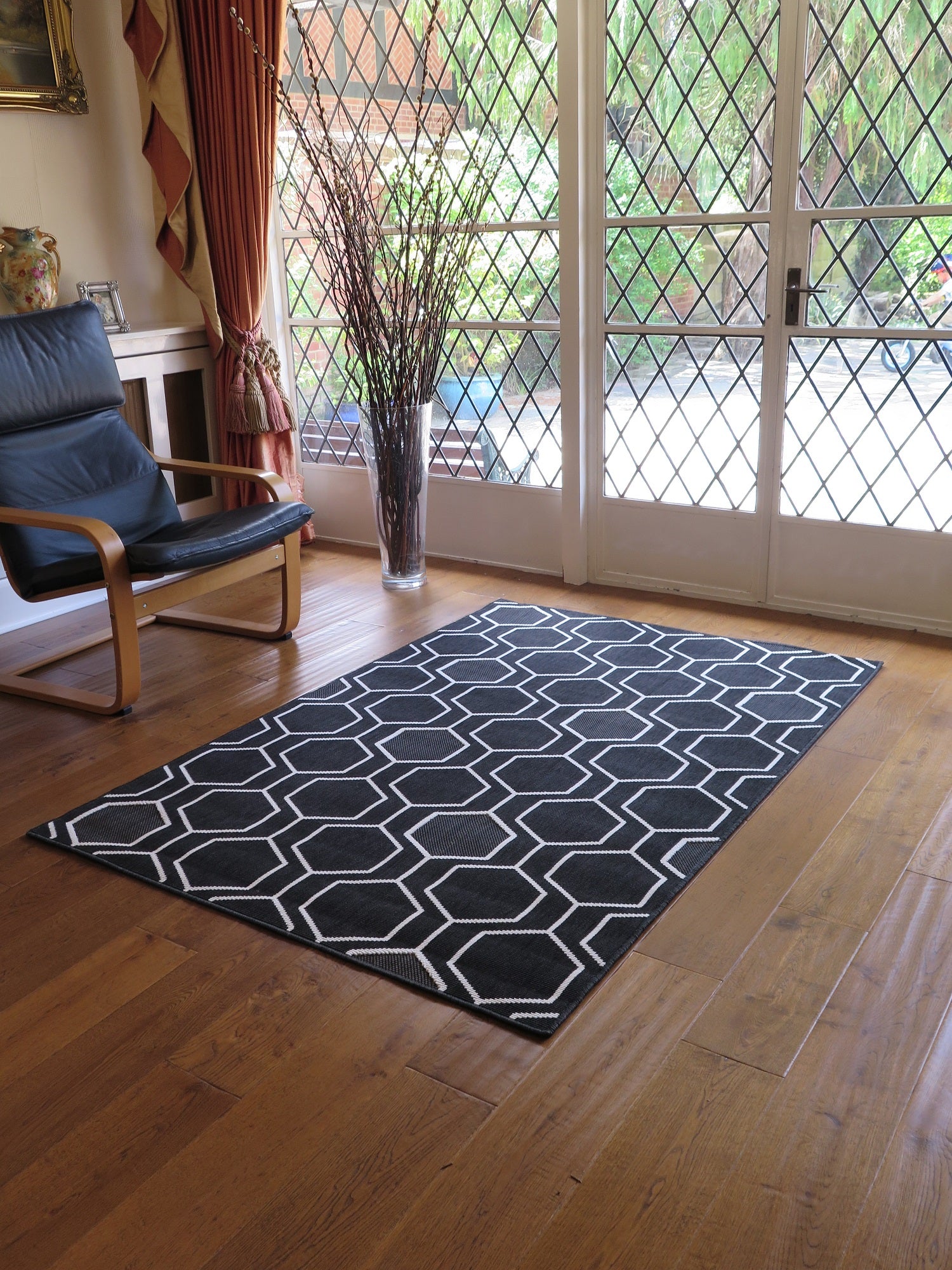 Genevieve Trellis Hexagon Pattern Area Rug (Black/Cream, 120 x 170cm)